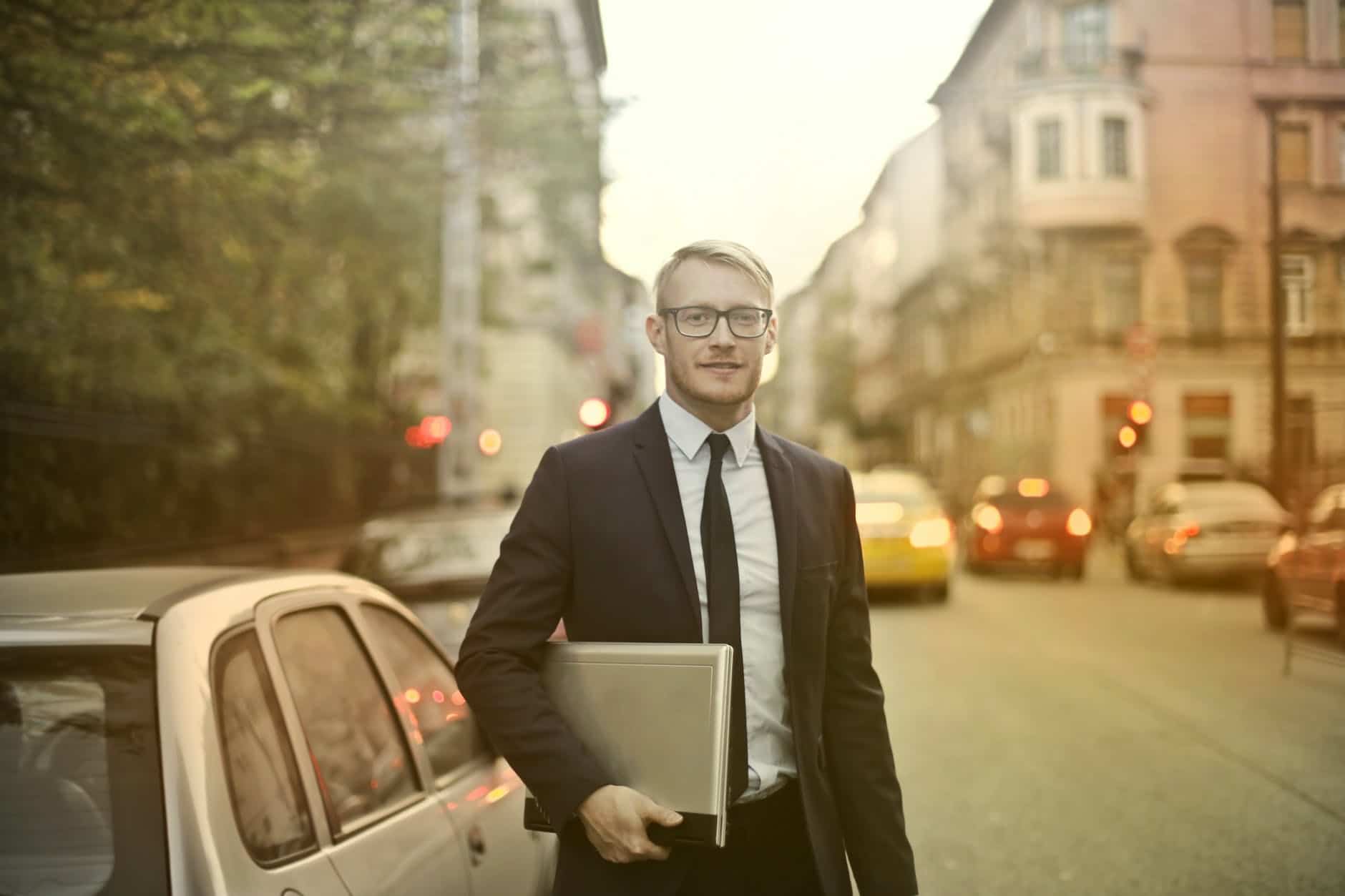 CEO, CTO, CFO, COO, CPO, CSO: entenda o significado e atribuições dos ...